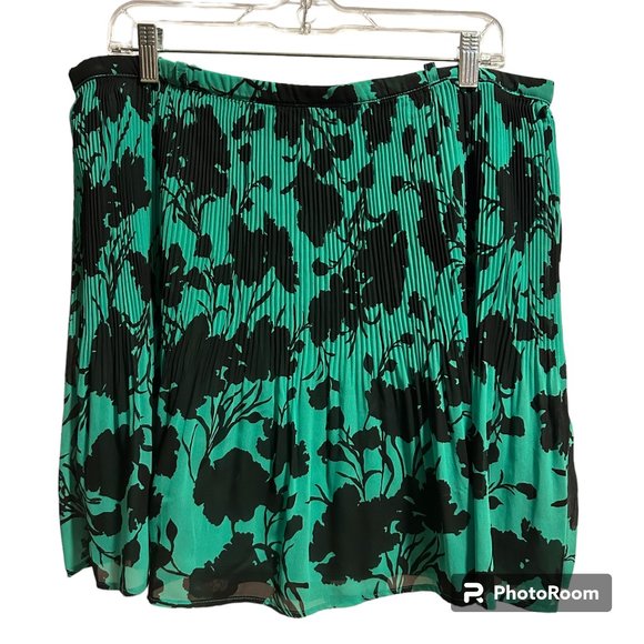 Elle | Skirts | Elle Kelly Green Black Floral Pleated Pull On Swing ...